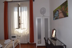 Quarto Duplo ou Twin, casa de banho privativa | Com mobília individualizada, secretária, ferro/tábua de engomar 