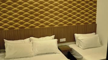 Quarto Triplo Deluxe, não fumadores | Secretária, cortinas/cortinados opacos, quartos insonorizados