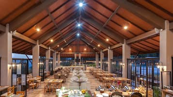 Pequenos-almoços, almoços, jantares servidos, cozinha indonésia