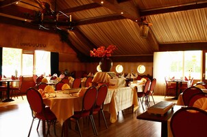 Almoços e jantares servidos, incluindo cozinha local e internacional 