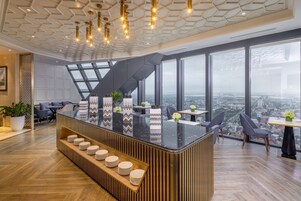 2 bares/lounges, bar ao lado da piscina