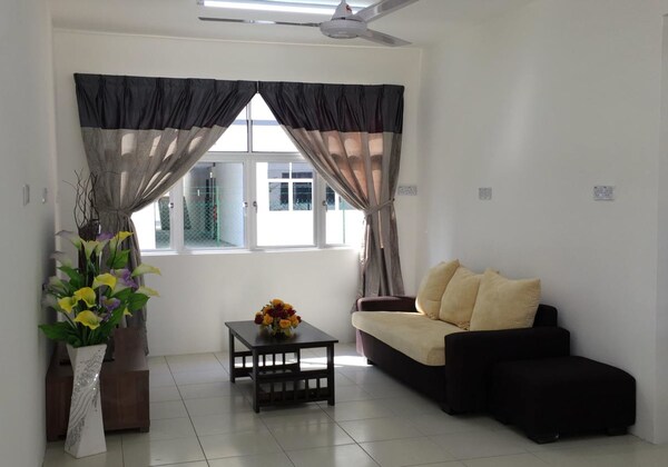 Bistari Homestay - Parit Raja