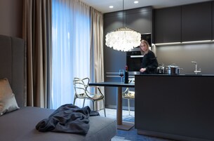 Apartamento de Luxo, 1 cama king-size, cozinha | Cozinha privada | Um frigorífico/congelador grande, um micro-ondas, um forno 