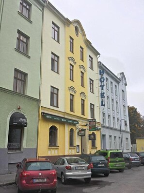 Fachada da propriedade à noite