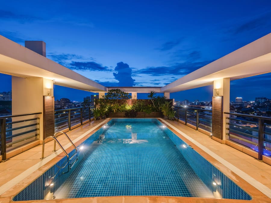 Piscina interna, espreguiçadeiras