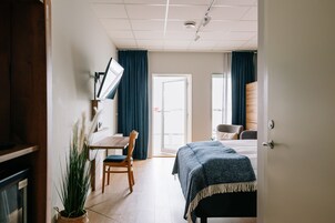 Quarto quádruplo família | Escrivaninha, Wi-Fi de cortesia, roupa de cama