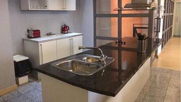 Apartamento, não fumadores | Cozinha privada | Um frigorífico, um micro-ondas, um forno, uma placa de cozinha