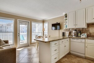 Condo, 1 quarto | Cozinha privada | Geladeira, micro-ondas, fogão, lava-louças