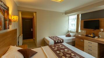 Quarto Deluxe, vista para a montanha | Minibar, cofre no quarto, cortinas/cortinados opacos