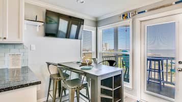 Apartamento em Condomínio Fechado, 1 quarto | Cozinha privada | Um frigorífico, um micro-ondas, um forno, uma máquina de lavar louça