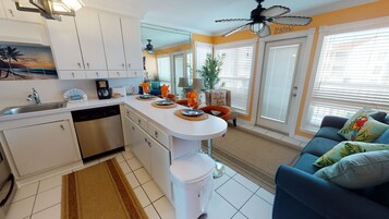 Condo, 1 quarto | Cozinha privada | Geladeira, micro-ondas, fogão, lava-louças