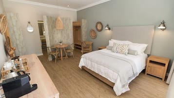Quarto com uma cama, mesas de cabeceira, escrivaninha e uma cadeira.