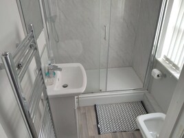 Quarto Twin Básico | Casa de banho | Um polibã, toalhas fornecidas 