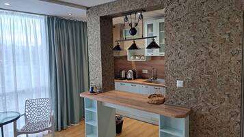 Estúdio Deluxe, Vista para a cidade | Roupa de alta qualidade, com decoração personalizada, secretária