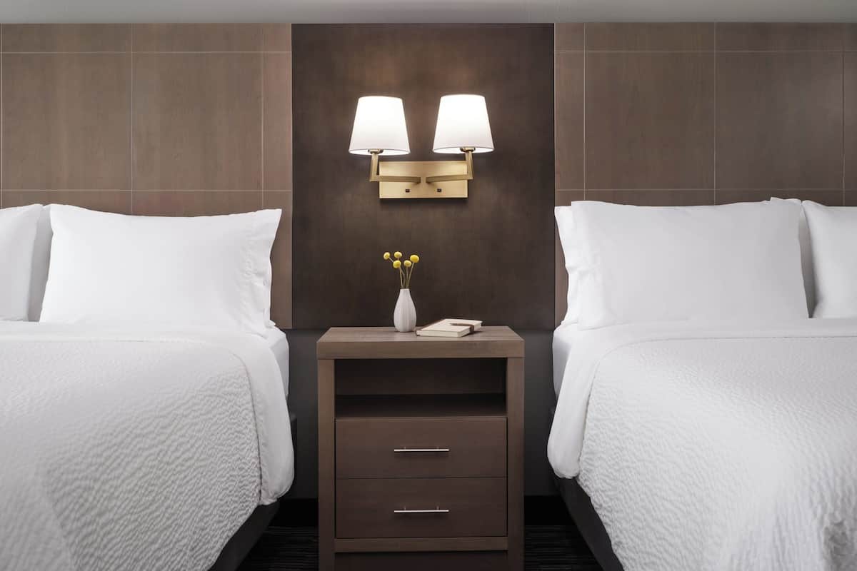 Camas com colchões pillow-top, escrivaninha