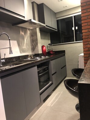 Apartamento Cidade, não fumadores | Cozinha privada | Um frigorífico/congelador grande, um micro-ondas, um forno 