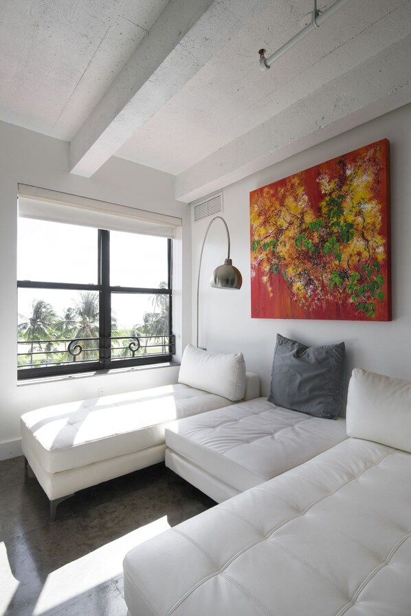 Apartamento Deluxe em Condomínio Fechado, várias camas, acessível | Sala | Televisor LED de 50 polegadas com canais via satélite, televisor 