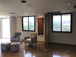 Área de estar no saguão