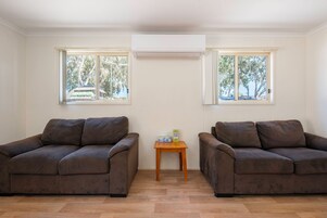 Cabana standard, 2 quartos | Área de estar | TV LCD, DVD player