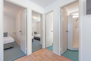 Cabana standard, 2 quartos | Ferros/tábuas de passar roupa, Wi-Fi de cortesia, roupa de cama