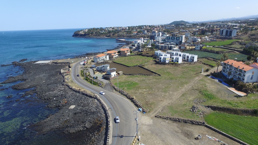Aewol Bada Town House - Jeju