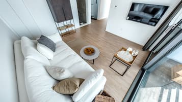 Vila superior, vista para o oceano | Sala de estar | TV de tela plana 40 polegadas com canais a cabo, TV, pisos aquecidos
