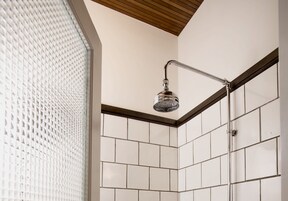 Superior Colonial Room | Casa de banho | Um polibã, artigos de higiene pessoal grátis, um secador de cabelo 