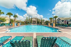 Piscina externa, guarda-sóis, espreguiçadeiras