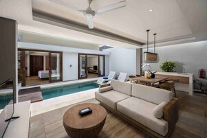 Vila luxo, 2 quartos, piscina particular | Área de estar | TV de tela plana