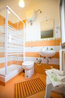 Quarto Duplo | Casa de banho | Um polibã, artigos de higiene pessoal grátis, um secador de cabelo