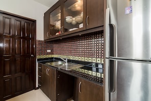 Um frigorífico/congelador grande, uma placa de cozinha
