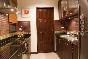 4-Bedroom Villa with Private Pool | Cozinha privada | Um frigorífico/congelador grande, uma placa de cozinha