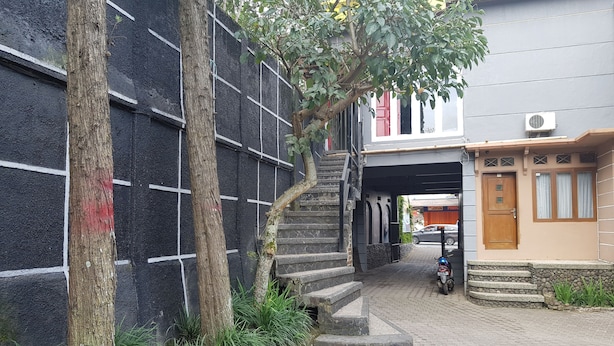 Rua estreita com escadaria que leva a um edifício.