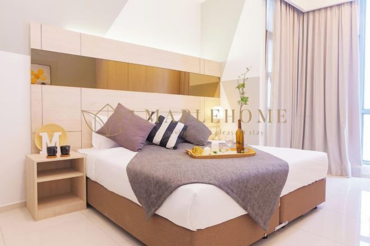 Quarto moderno com cama, mesas de cabeceira e uma janela grande com cortinas.