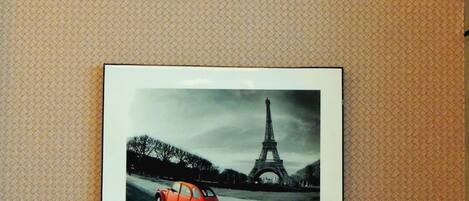 Duas fotografias emolduradas de marcos famosos: o Big Ben e a Torre Eiffel.