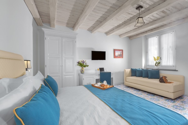 Quarto casal clássico, para não fumantes | Roupas de cama de algodão egípcio, roupas de cama premium, frigobar