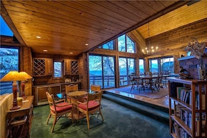 TV de tela plana, lareira, mesa de pingue-pongue