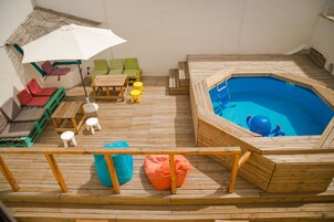 Piscina exterior, espreguiçadeiras 