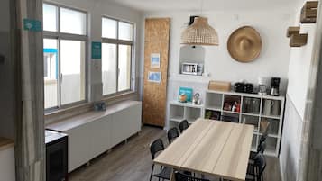 Um frigorífico, um micro-ondas, uma placa de cozinha