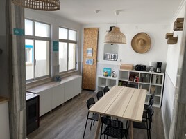 Um frigorífico, um micro-ondas, uma placa de cozinha 