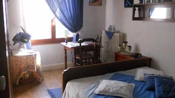 Quarto Duplo, casa de banho privativa | Com decoração personalizada, com mobília individualizada, secretária