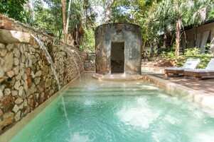 Piscina externa, espreguiçadeiras