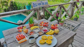 Quarto superior, sacada, vista para a piscina | Terraço/pátio
