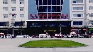 Um hotel com fachada moderna, vários andares e entrada imponente.