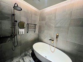 Quarto triplo luxo | Banheiro | Produtos de toalete grátis, secador de cabelo, chinelos, bidê