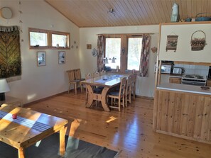Casa Familiar, 3 quartos, não fumadores, sauna | Sala | TV de ecrã plano, lareira, leitor de DVD, base para iPod 