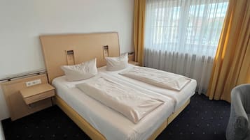 Quarto casal conforto | Cofres nos quartos, individualmente mobiliados, escrivaninha