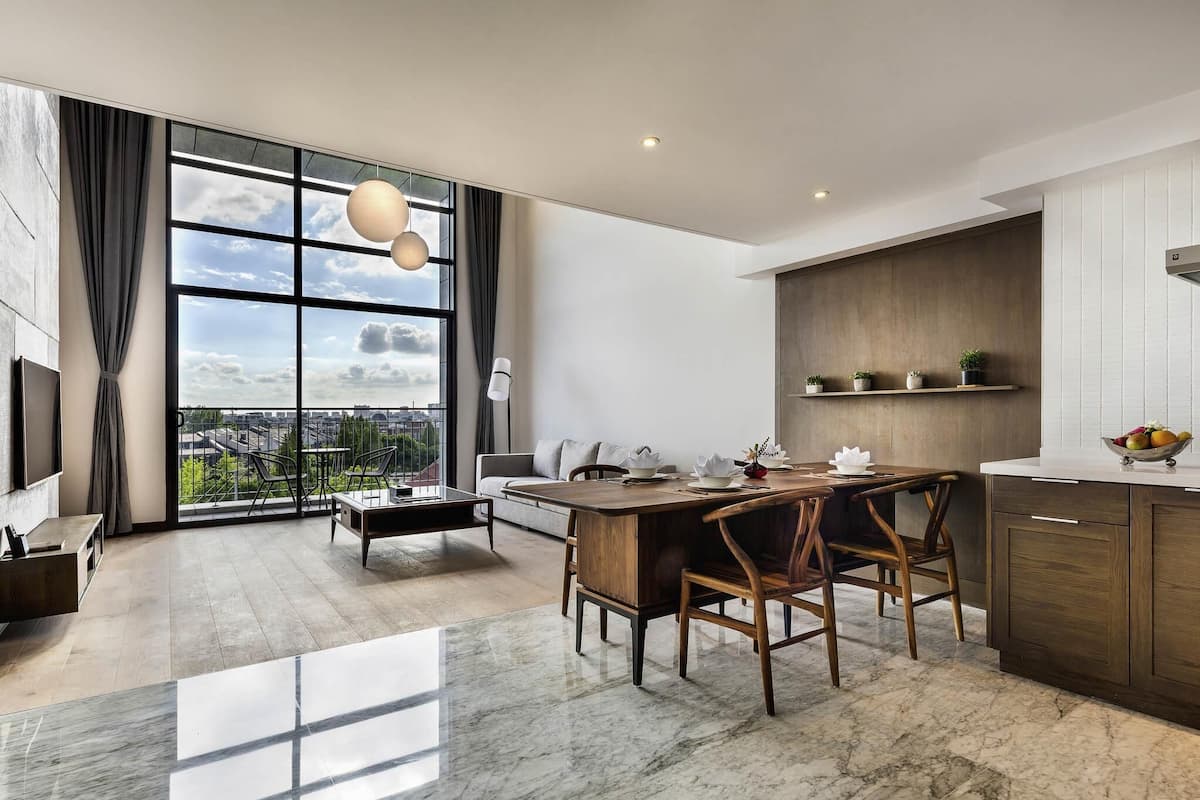 Apartamento superior, 1 quarto | Cofres nos quartos, individualmente decorados