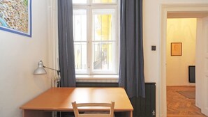 Apartamento Clássico, 2 quartos, não fumadores, varanda | Sala de estar | Televisor LCD 