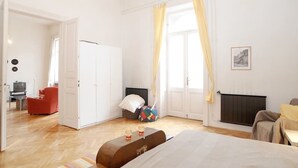 2 quartos, secretária, cortinas/cortinados opacos 